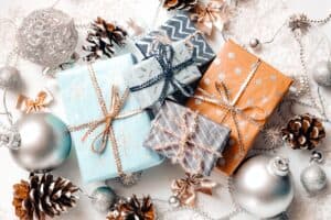 6 Tips on How to Avoid Overspending at Christmas - Alyssa Almeter